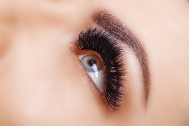 Our Breakdown of Hybrid vs. Volume Lash Extensions